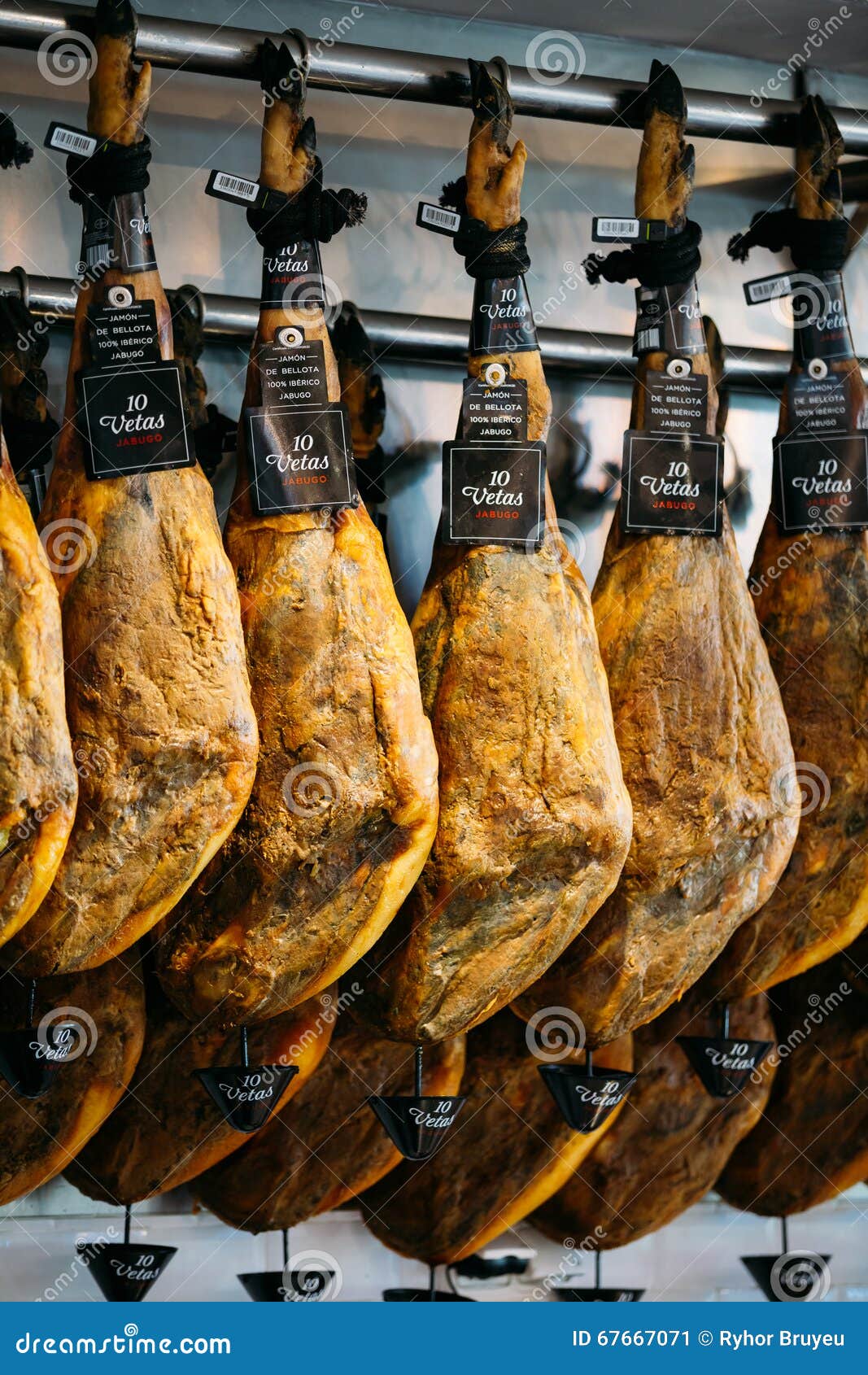 Hangend Jamon-vlees in Winkel Spaanse Ham Redactionele Foto - Image of ...