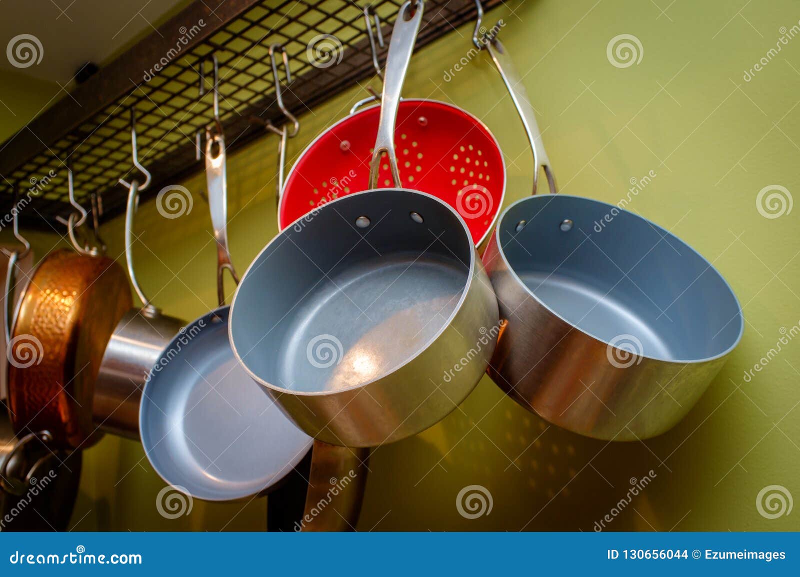 Hangende Potten en Pannen stock foto. Image of vergiet - 130656044