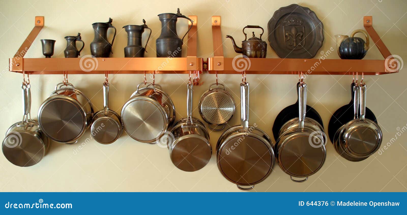 Hangende Potten En Pannen 3 Stock Foto - Image of ijzer, schoon: 644376
