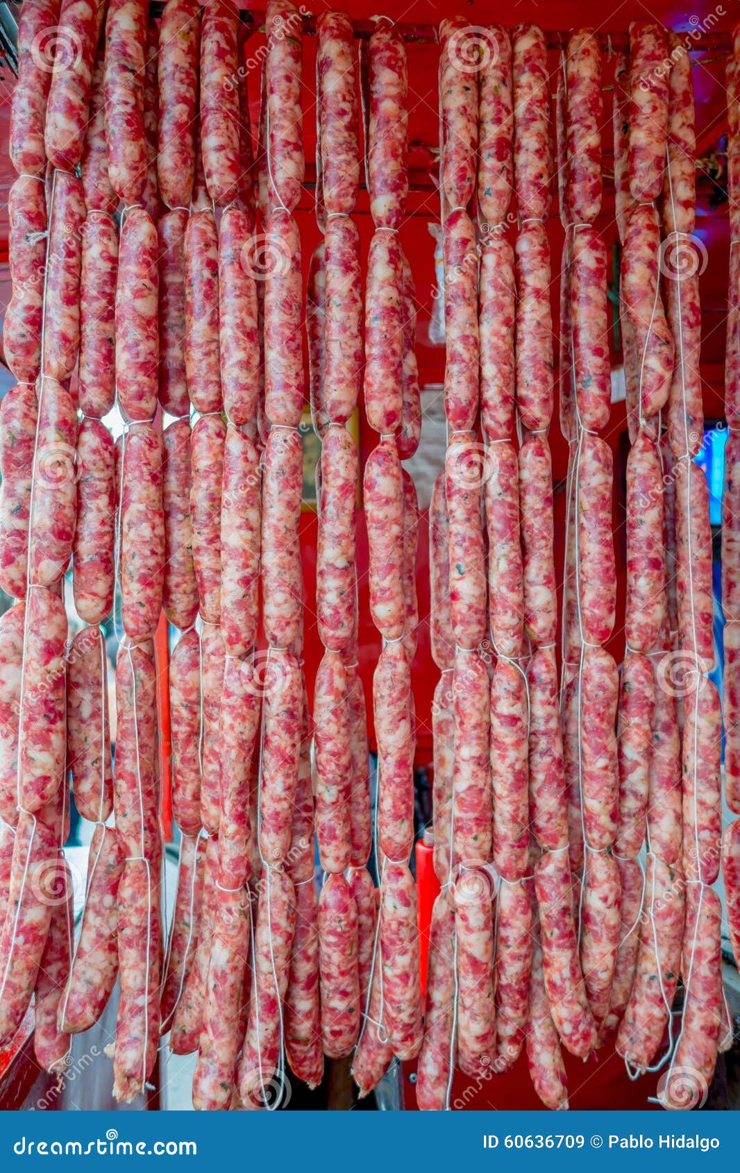 Hangende Worsten Op Een Koord Stock Afbeelding - Image of product ...