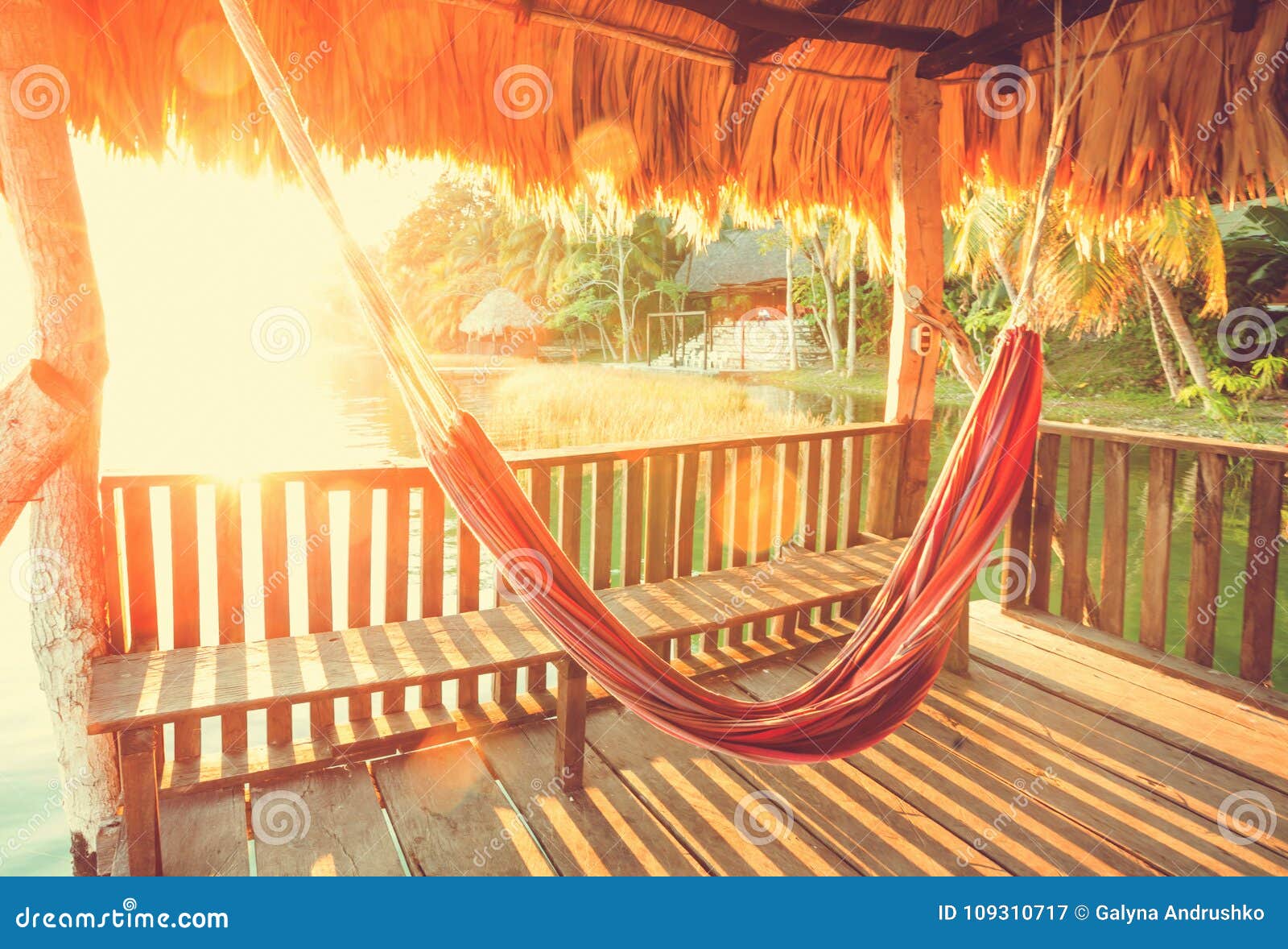 Hangmat stock afbeelding. Image of gemakkelijk, leven - 109310717