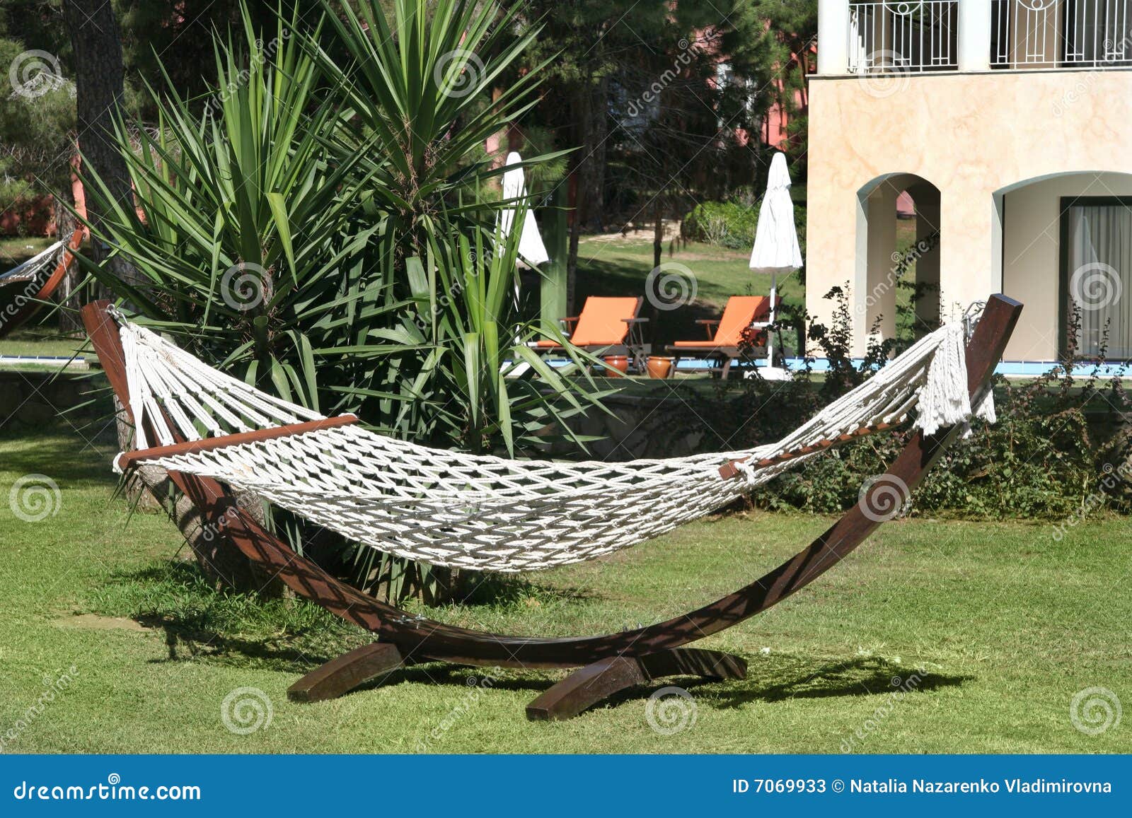 Hangmat in de tuin stock afbeelding. Image of ontspanning - 7069933