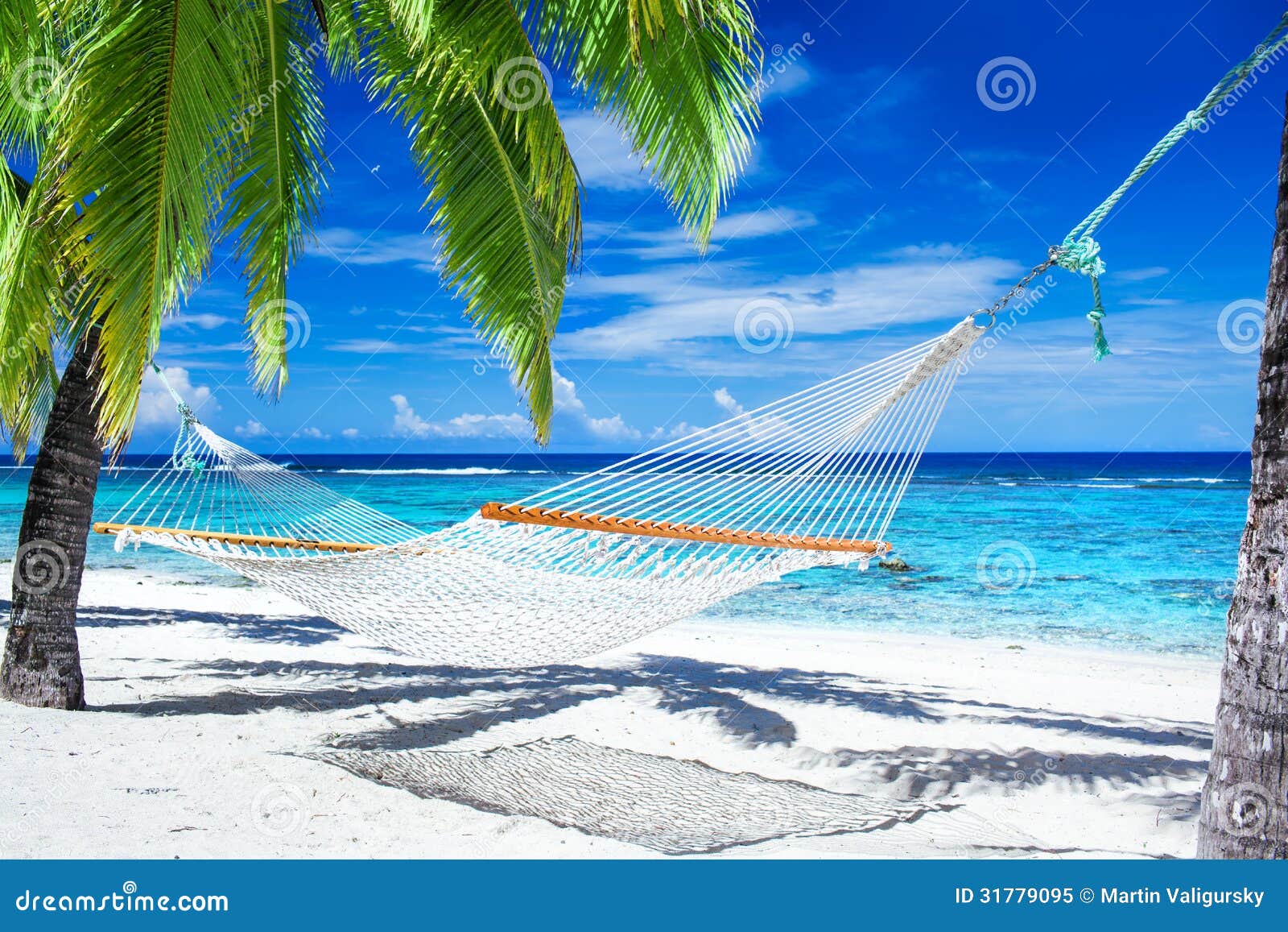 Hangmat Tussen Palmen Op Tropisch Strand Stock Afbeelding - Image of ...