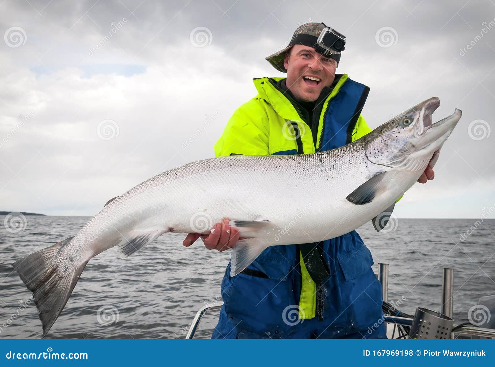 Happy Angler Mit Ostseelachs Stockfoto - Bild von fische, glücklich ...