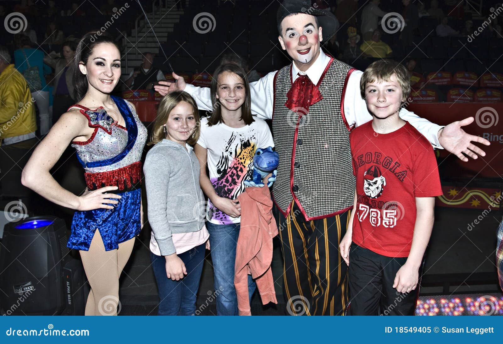 Happy Family at the Circus editorial image. Image of girls - 18549405