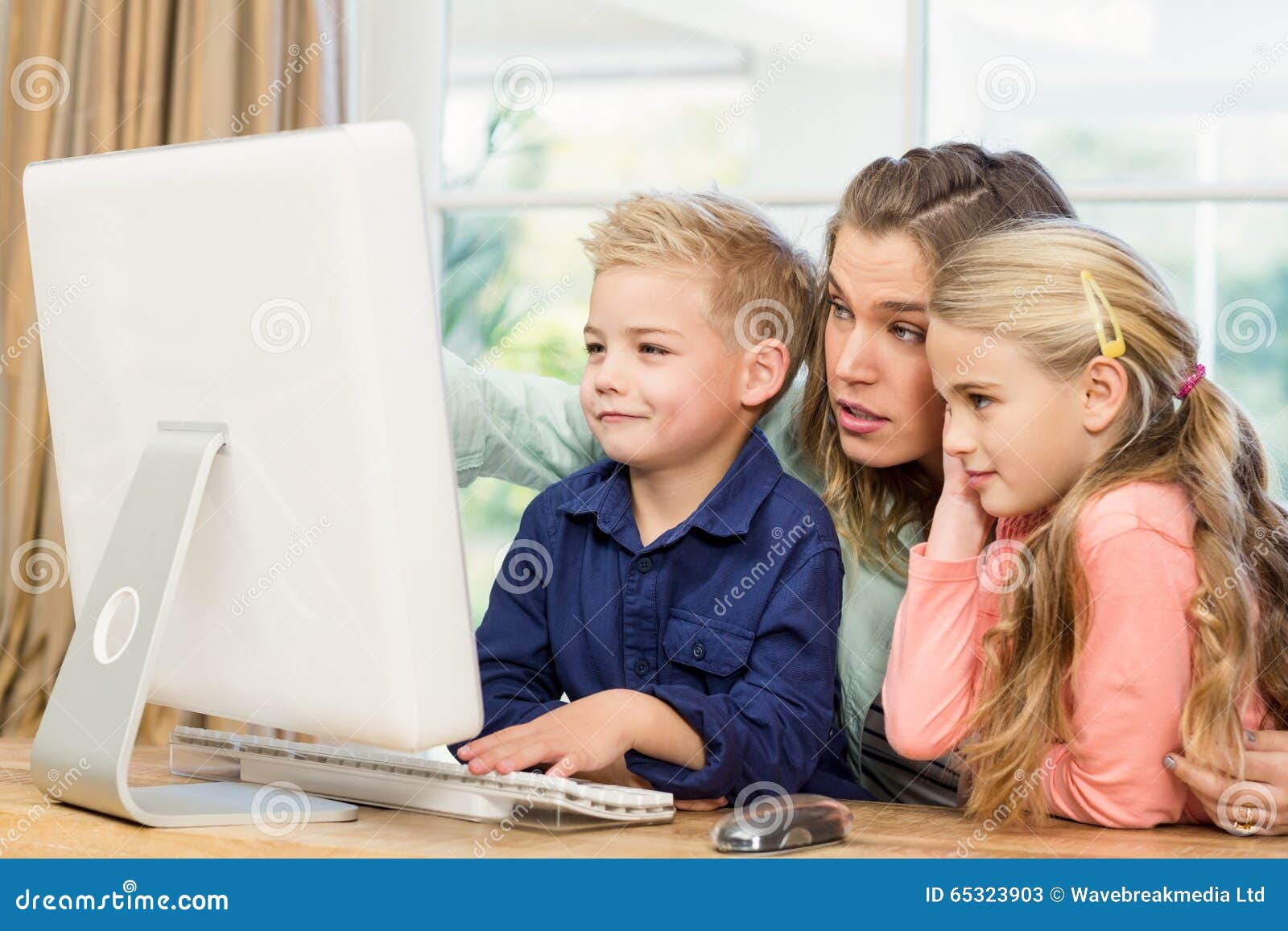 Happy Family Using the Computer Stock Image - Image of child, daughter ...