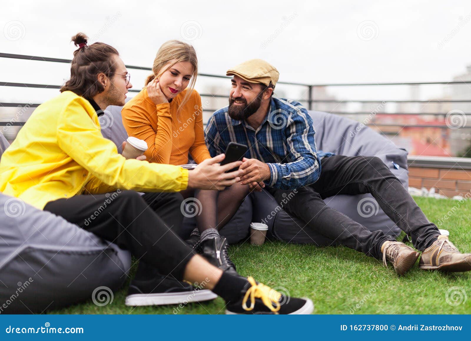 Happy Friends Talk, Fun and Laugh. Mobile Phone, Mobile Technology ...