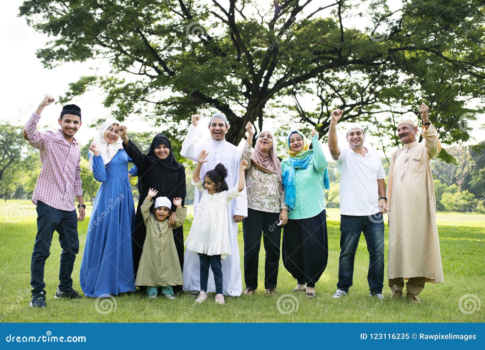 A Happy Large Muslim Family Stock Image - Image of mustahabb, nature ...