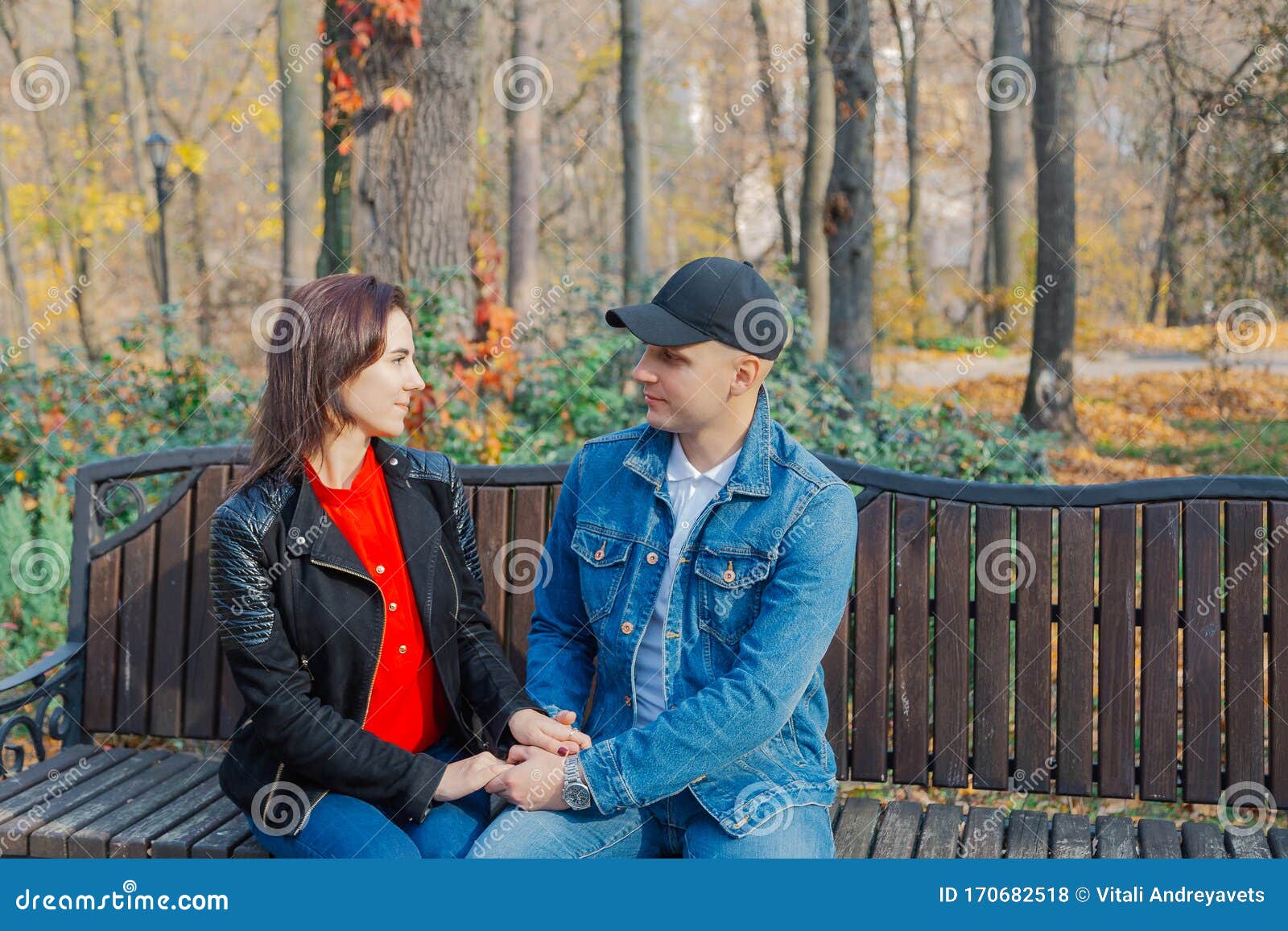 Happy Lovers in the Park on a Bench in Autumn. Stock Photo - Image of ...