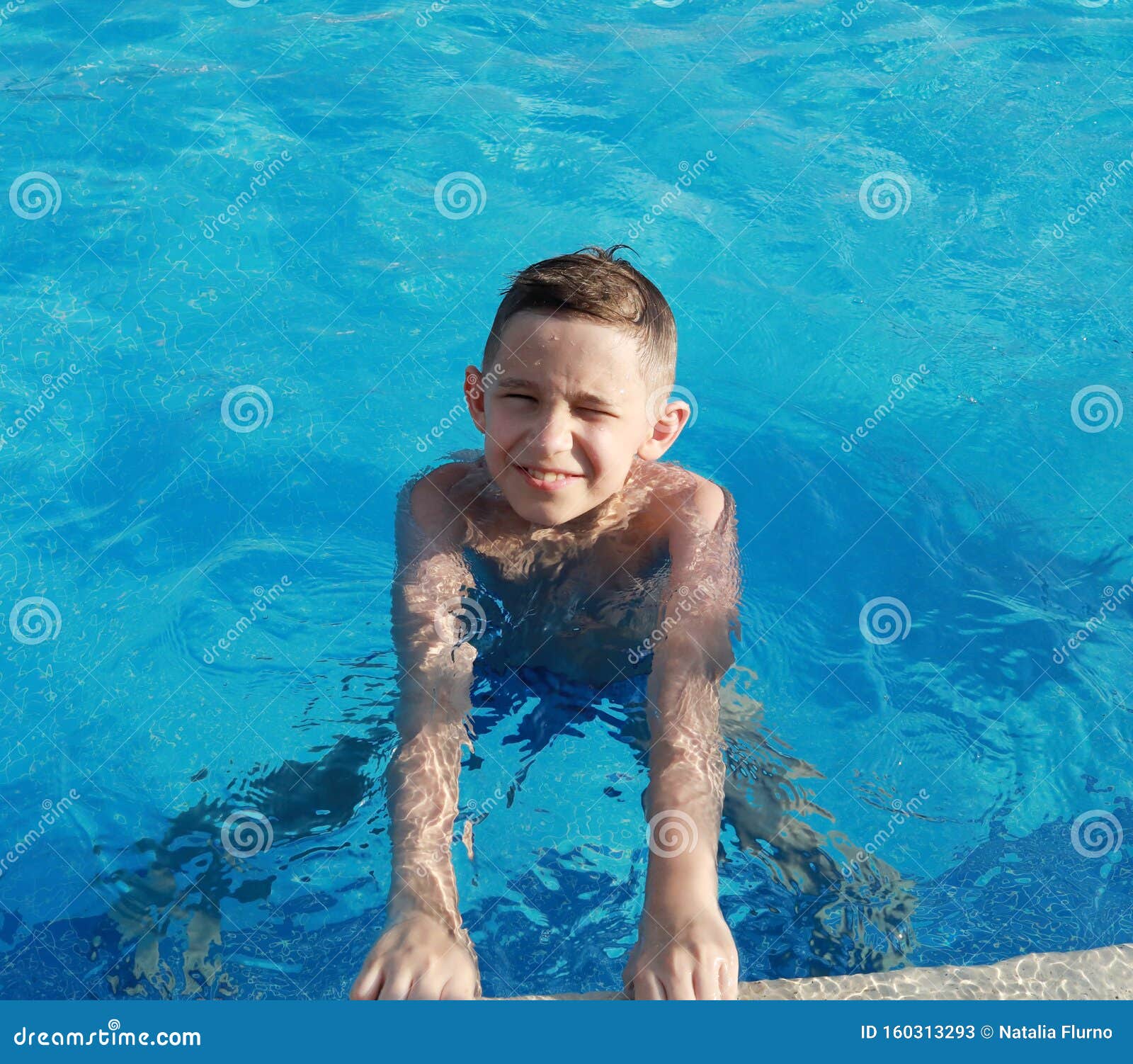 Happy Niedlicher Junge Im Pool Stockbild - Bild von nett, jugendlicher ... Happy Niedlicher Junge Im Pool Stockbild - Bild von nett, jugendlicher ...