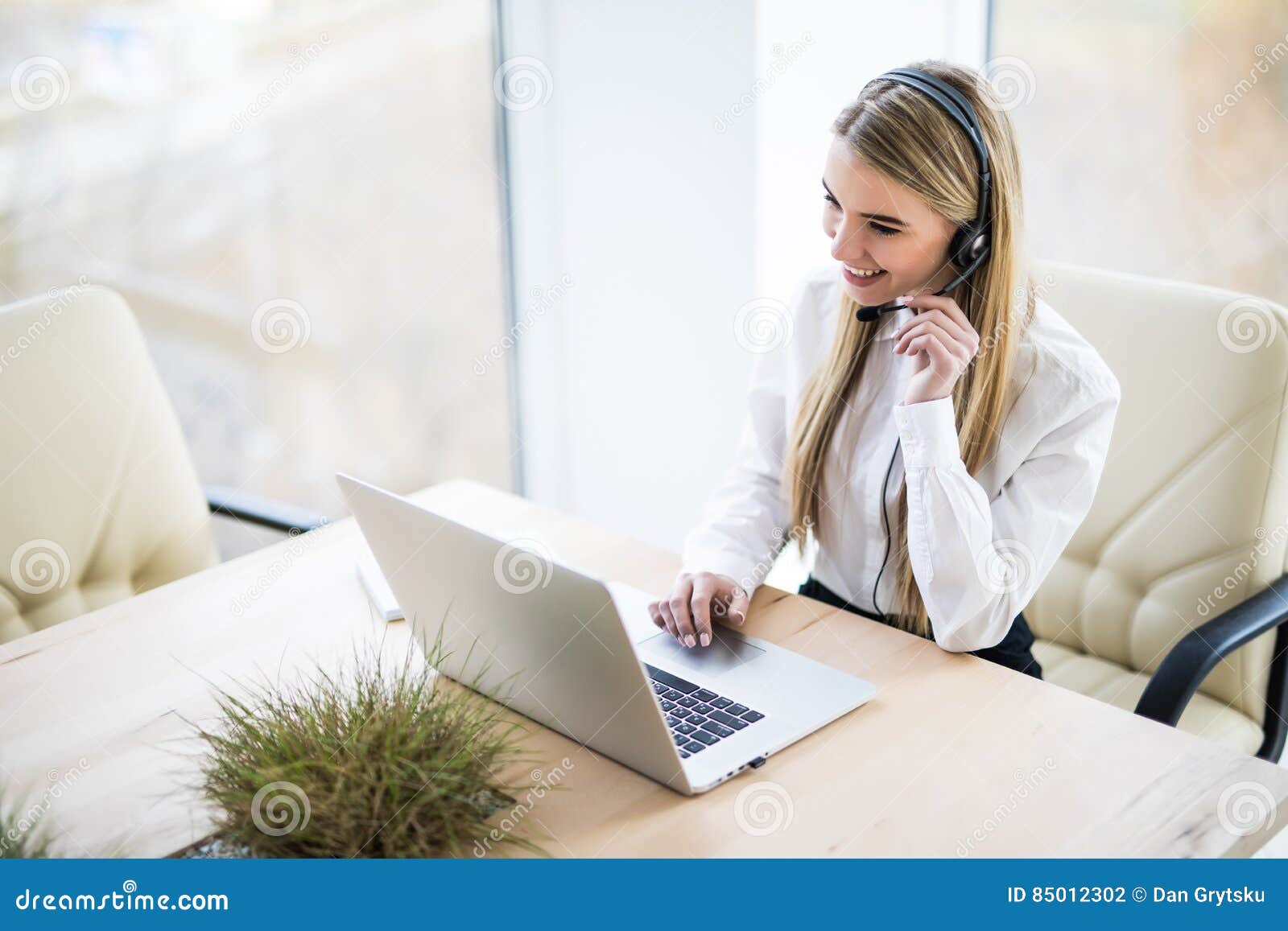 Happy Smiling Female Customer Support Phone Operator at Workplace ...