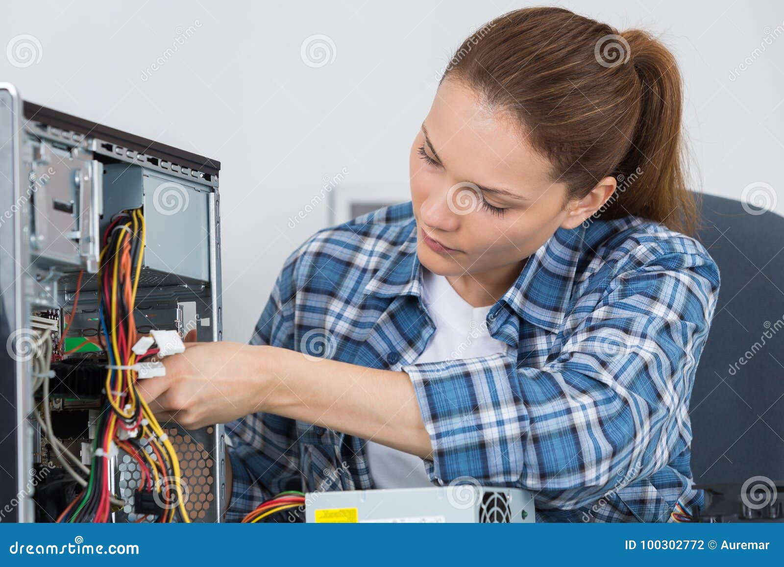 Happy Technical Support Engineer Doing Malfunction Diagnosis Client ...