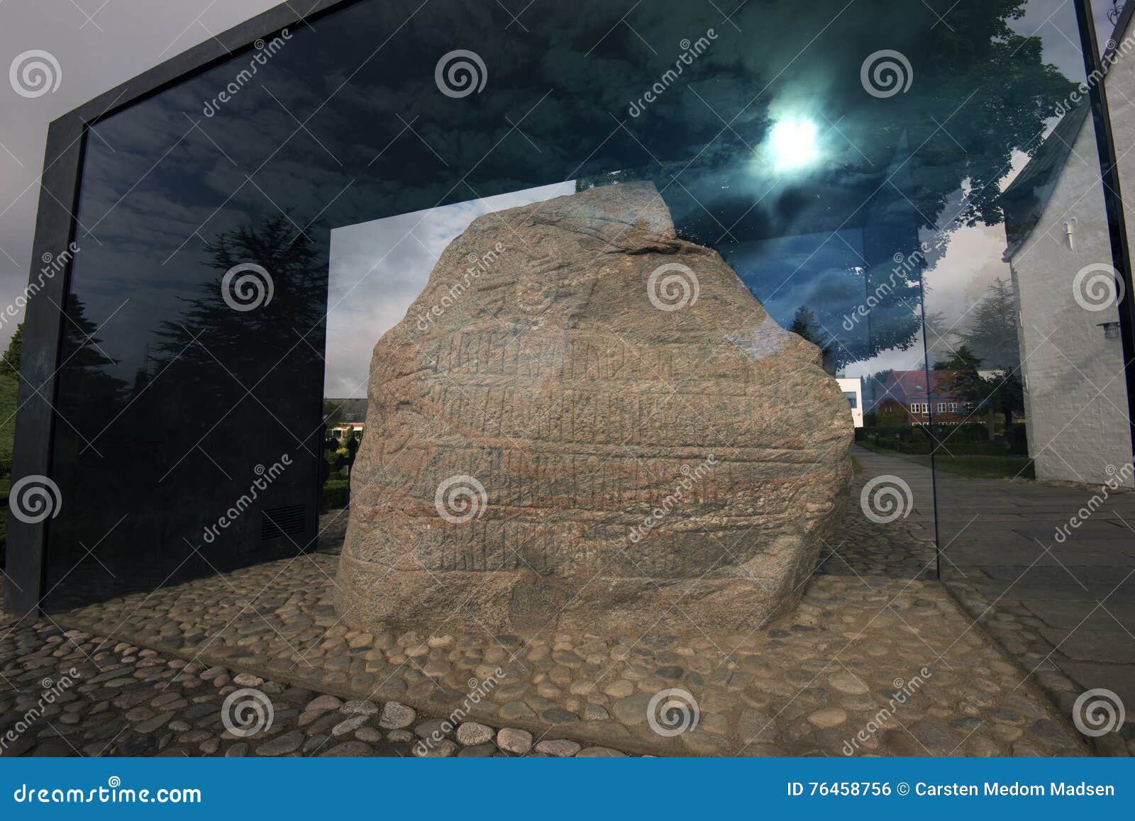 Harald Bluetooths Rune Stone Foto editorial - Imagen de exterior, real ...