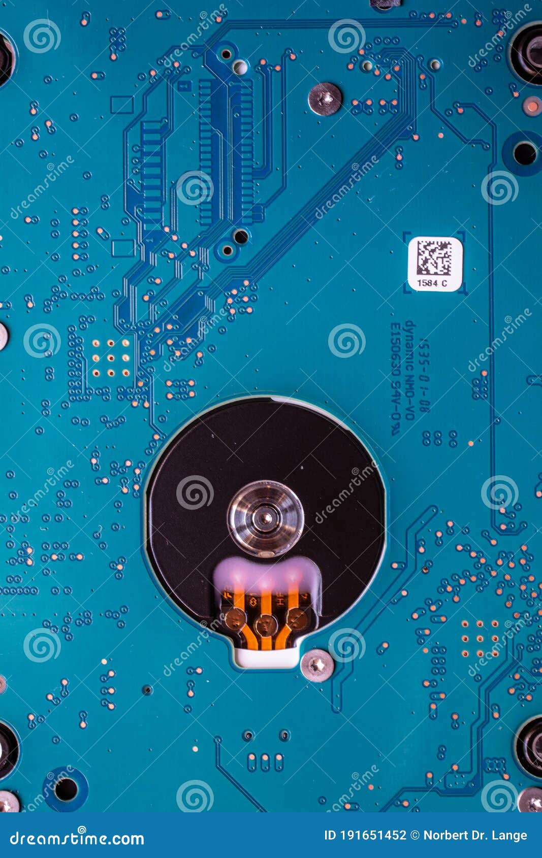 Hard disk with tracks editorial photography. Image of linien - 191651452