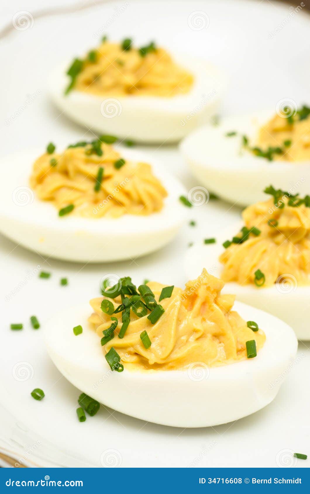 Harde Gekookte Eieren Met Dooier Het Vullen Stock Foto - Image of ...