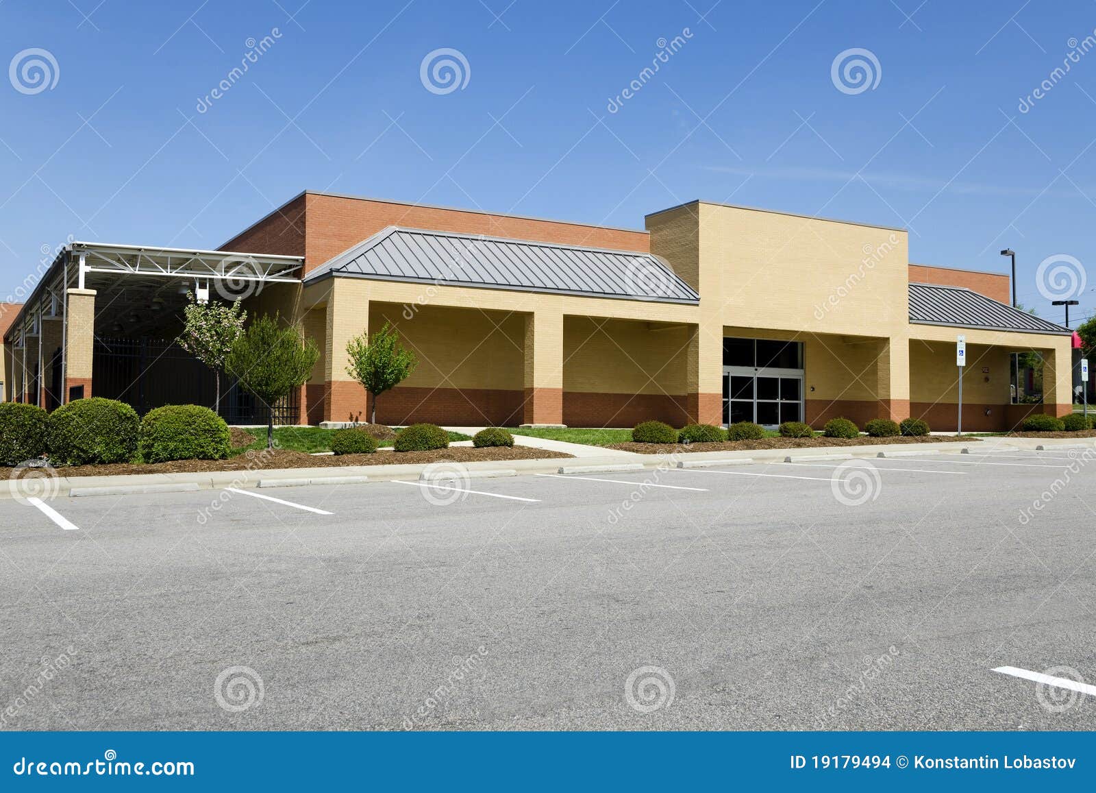 Hardware store building stock photo. Image of store, market - 19179494