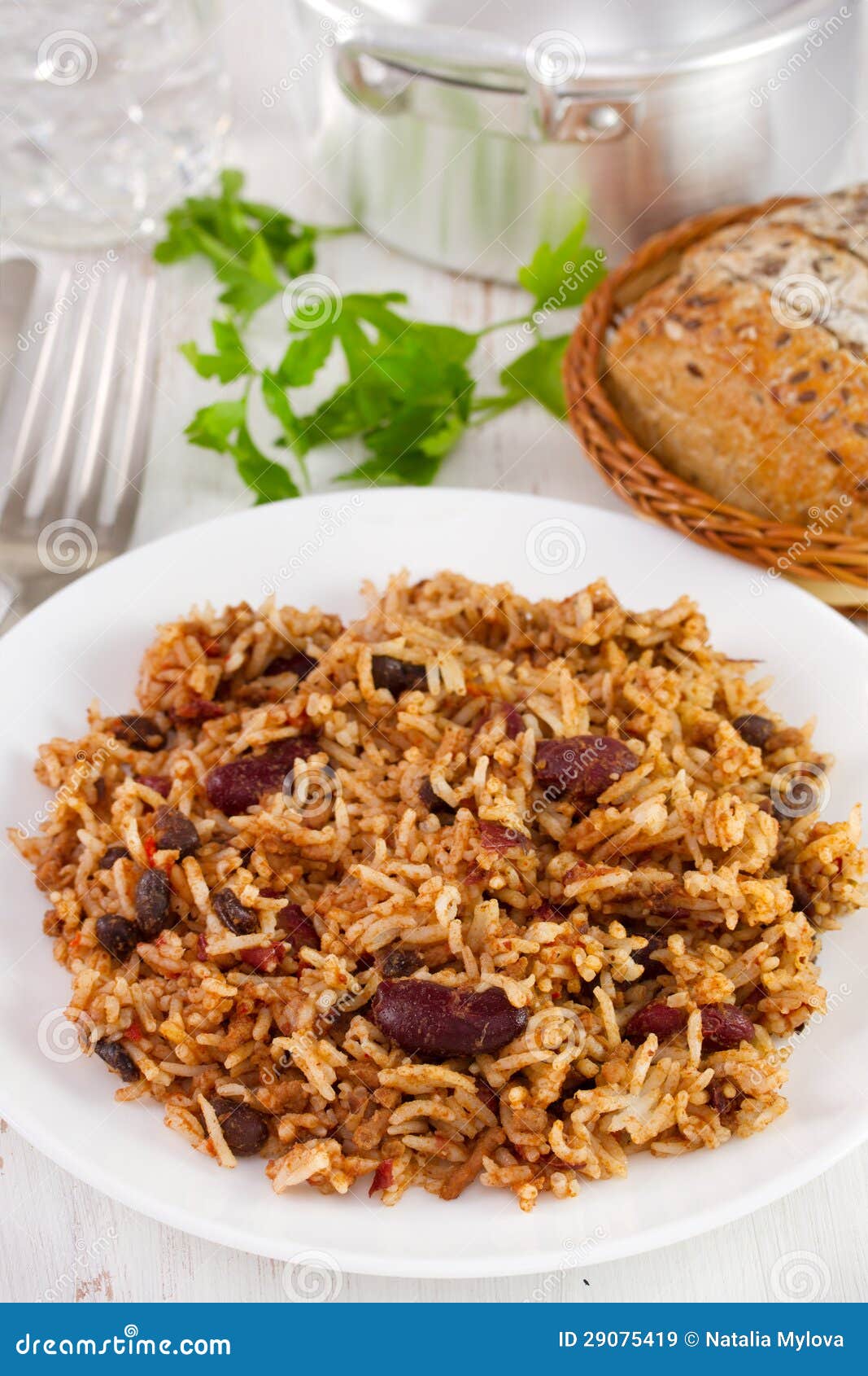 Haricots Avec De La Viande Et Le Riz Dans La Plaque Image stock - Image ...