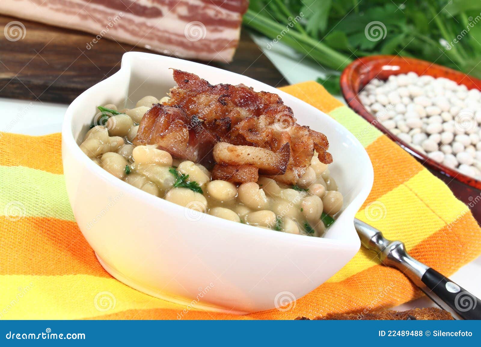 Haricots avec le lard photo stock. Image of frais, persil - 22489488