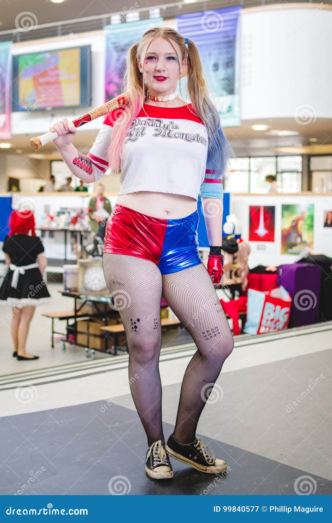 Harley Quinn cosplay photographie éditorial. Image du vidéo - 99840577