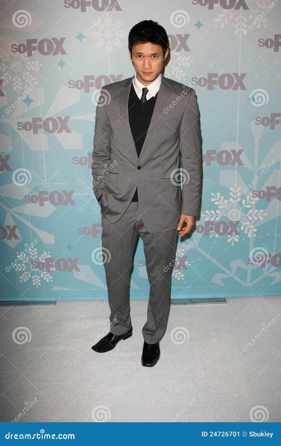 Harry Shum, editorial photo. Image of winter, sorriso - 24726701