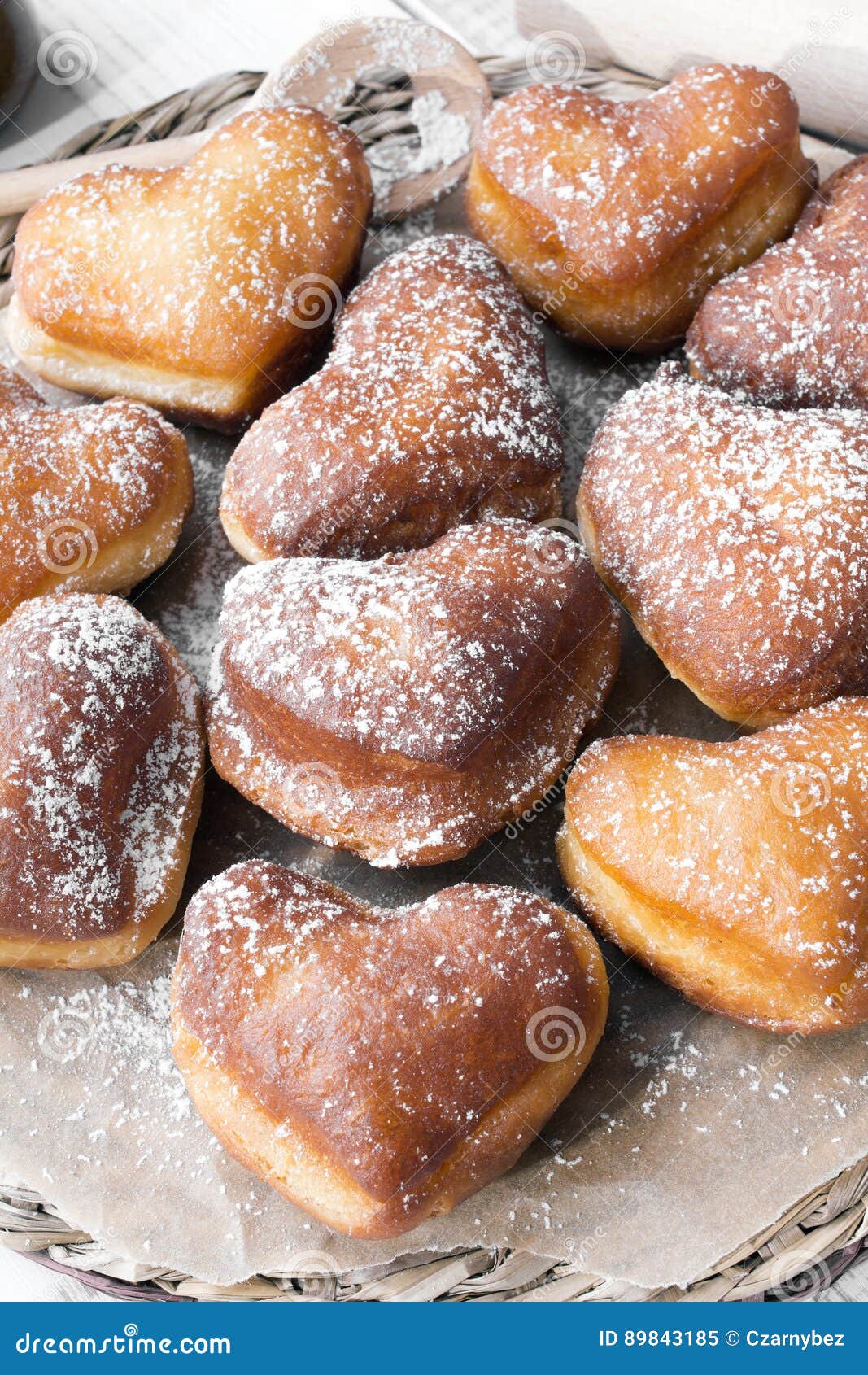 Hart Gevormde Donuts stock afbeelding. Image of gebakje - 89843185