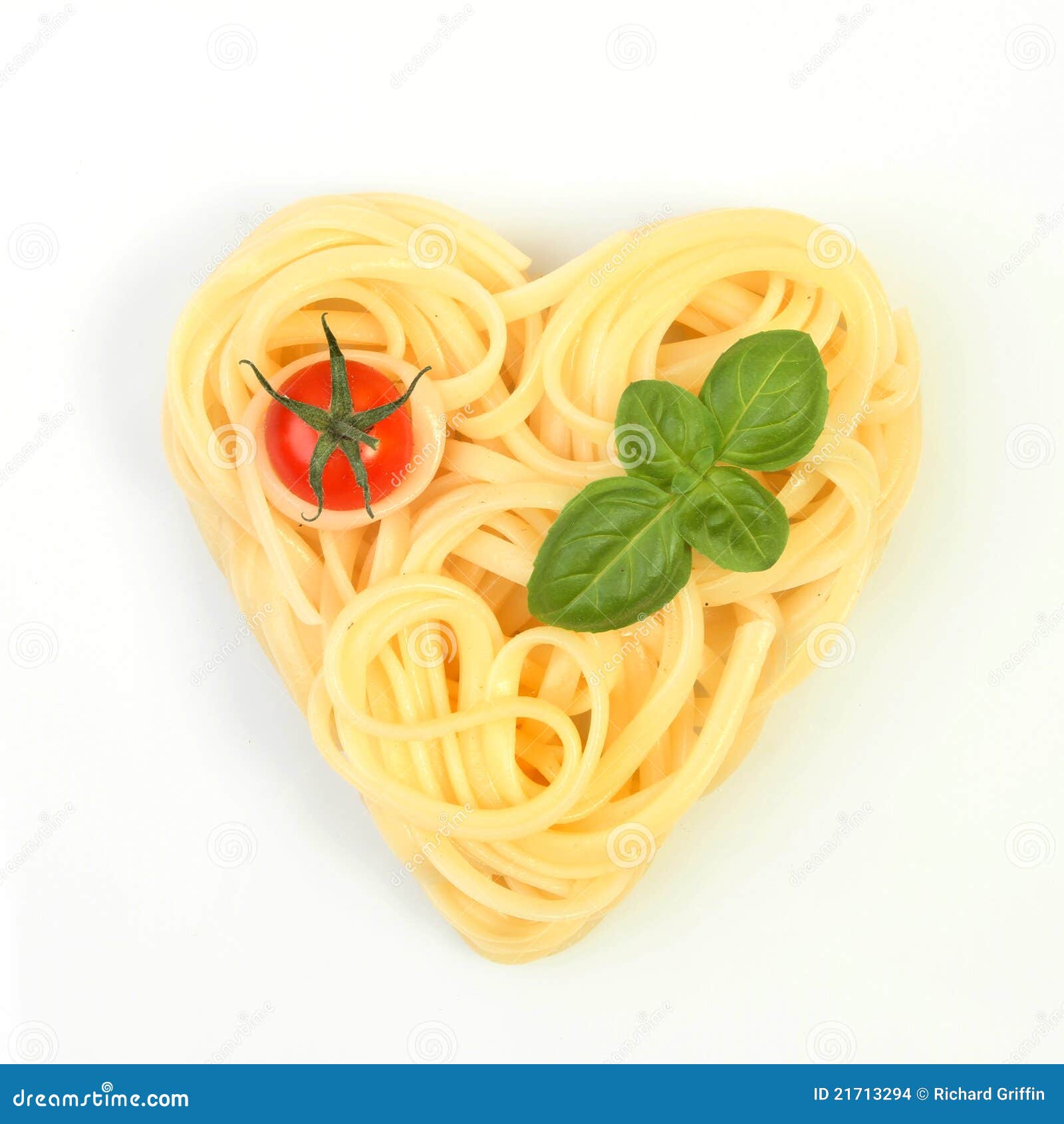 Hart gevormde spaghetti stock foto. Image of vers, kers - 21713294