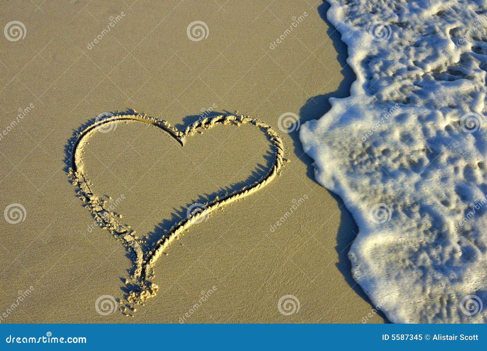 Hart in het zand stock afbeelding. Image of hart, schuimend - 5587345