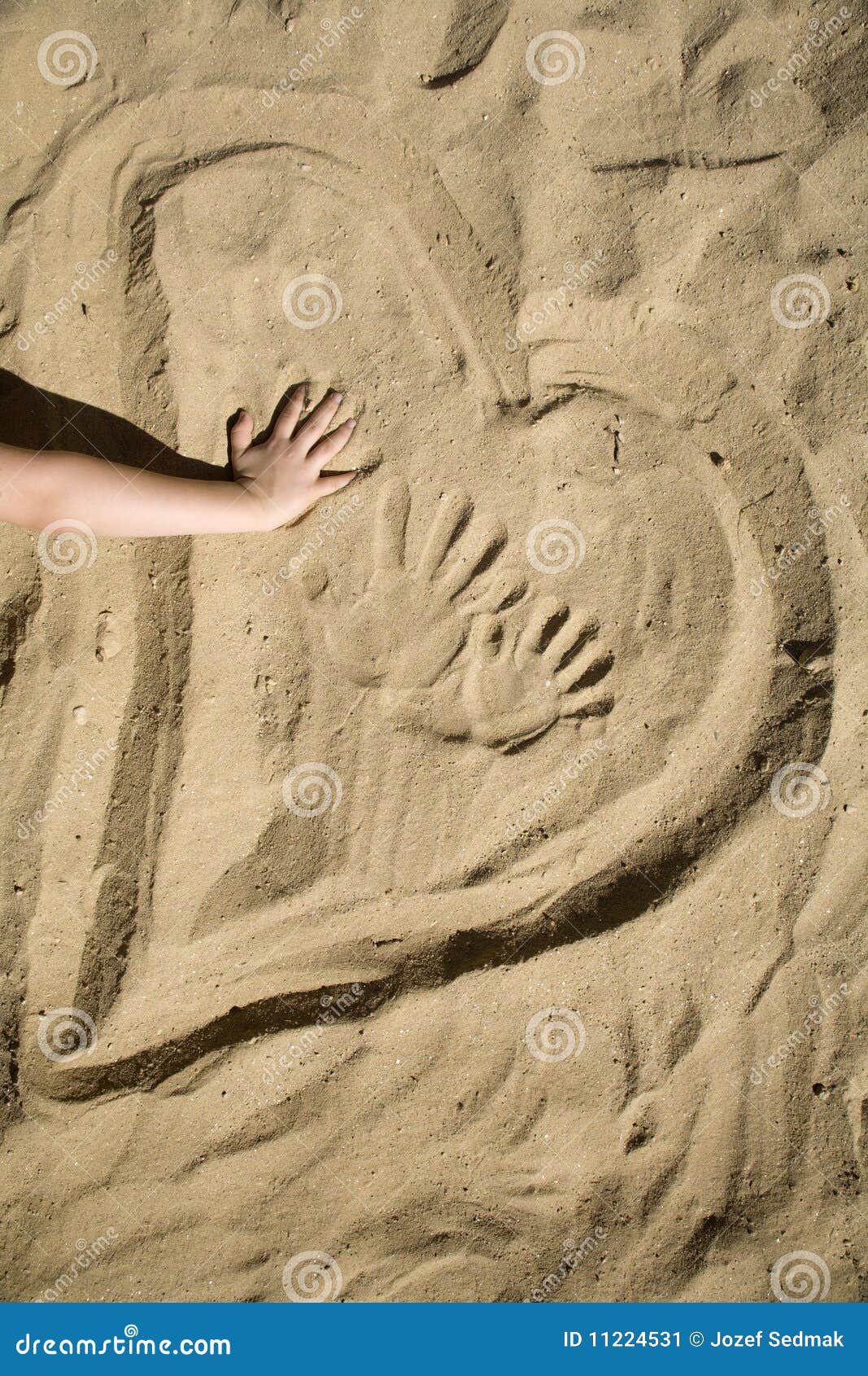 Hart in Het Zand En De Hand Van Kind Stock Afbeelding - Image of nave ...