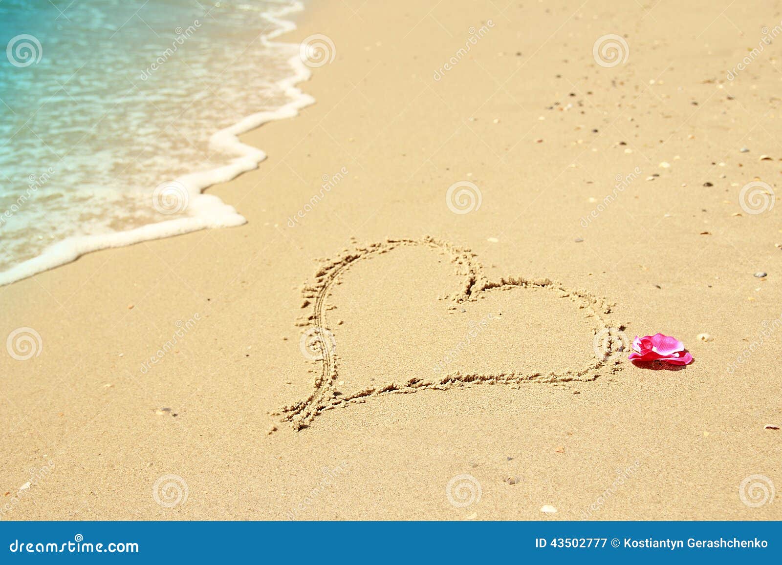Hart in Het Zand Op Het Strand Stock Afbeelding - Image of gevoel ...