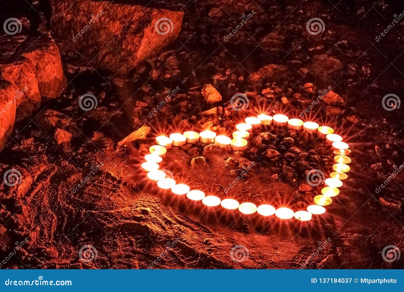 Hart Op Brand Hart Van Kaarsen Stock Afbeelding - Image of rood, zwart ...