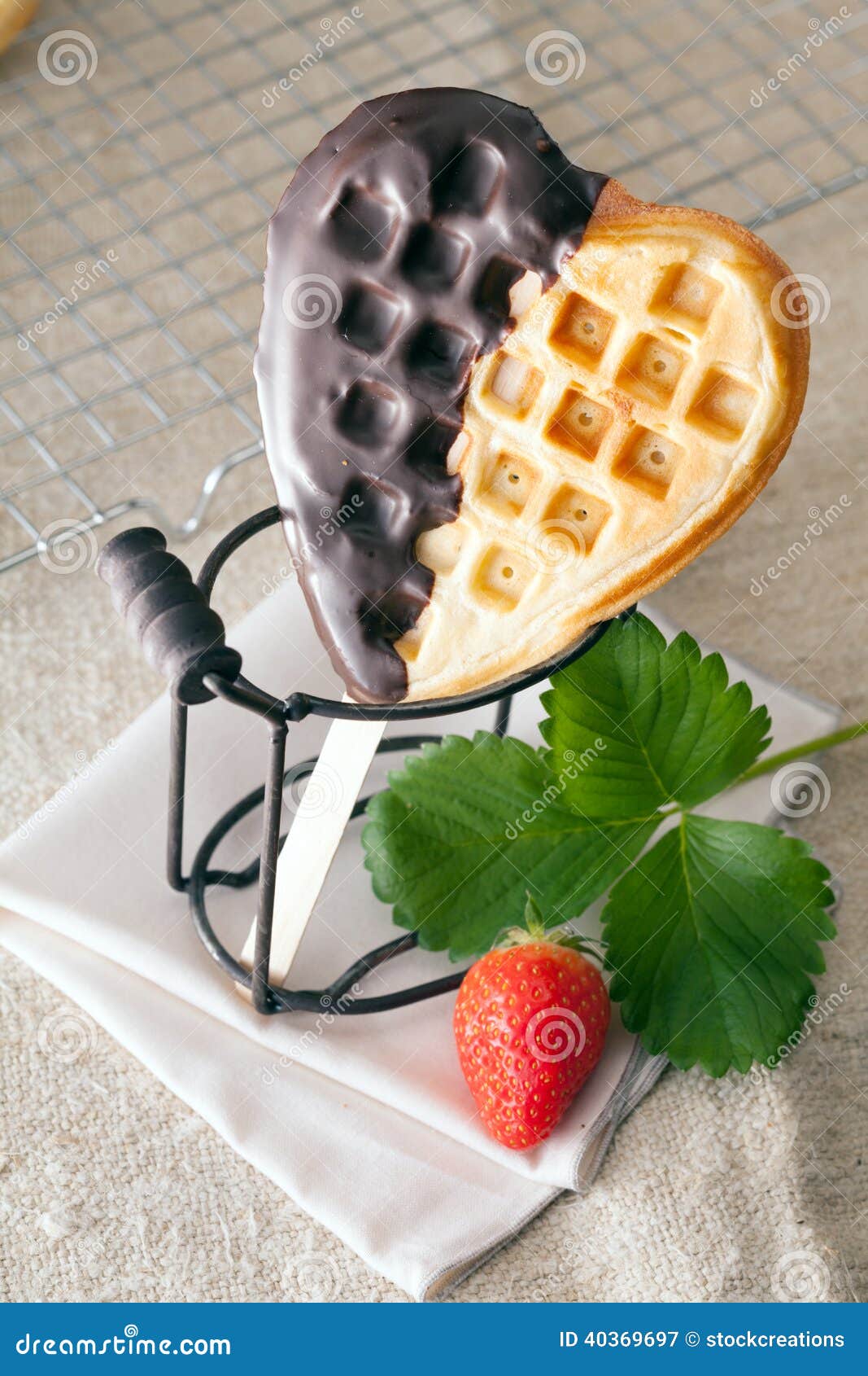 Hart-vormige Wafel Met Chocolade Stock Afbeelding - Image of koekje ...