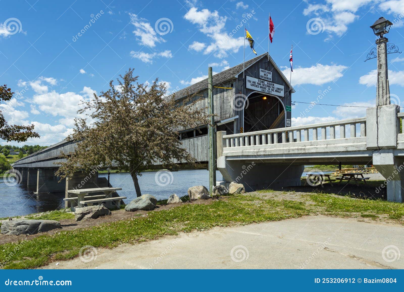 Length Matters: the Famous Hartland Covered Bridge Editorial ...