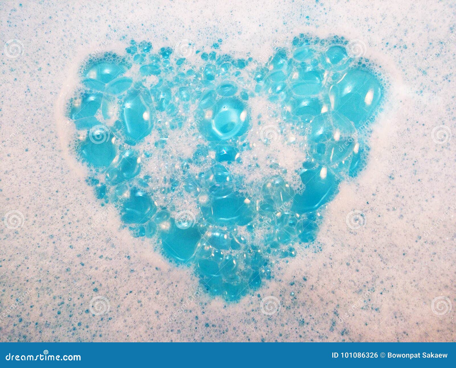 Hartvorm Van Zeepsop En Luchtbel Stock Foto - Image of licht, nave ...