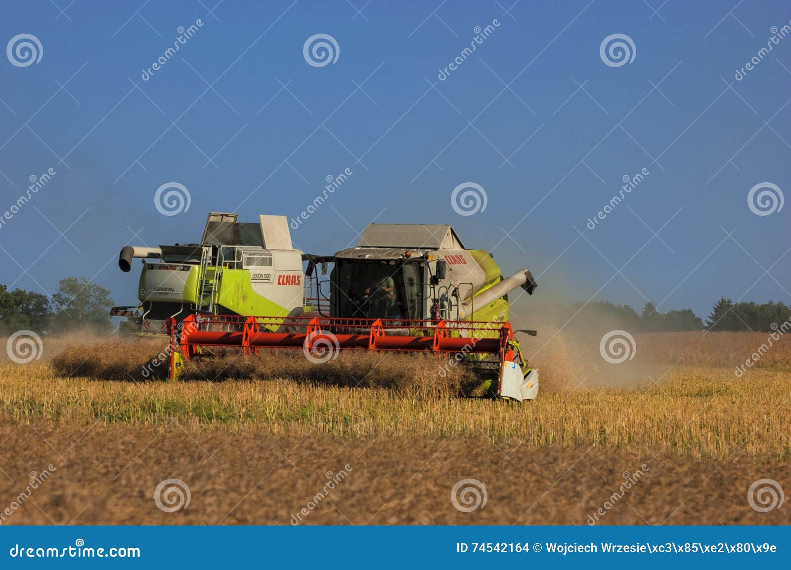 HARVEST - COMBINES the FIELD Editorial Stock Image - Image of combines ...