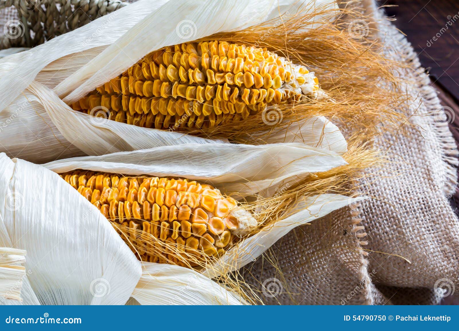 Haste Secada Do Milho Na Cesta Na Tabela De Madeira Foto de Stock ...