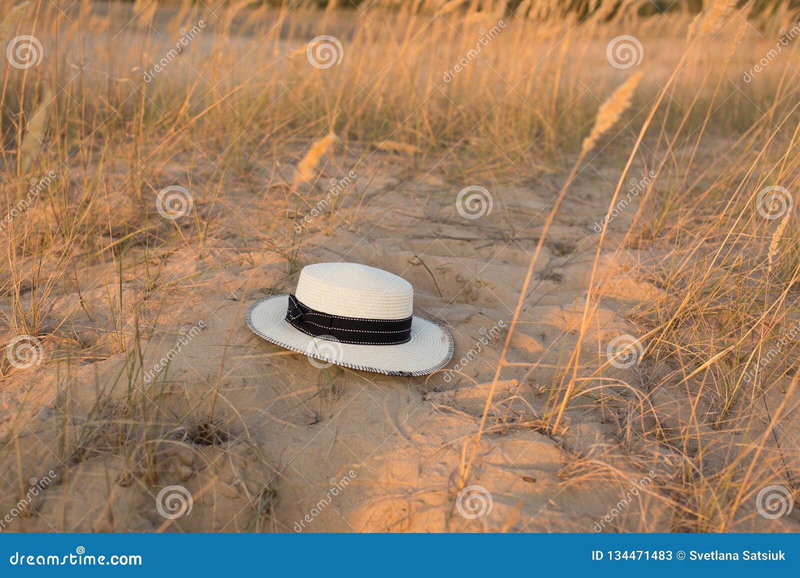 Hat on Sand. Straw Hat. Sand Stock Image - Image of autumn, pond: 134471483