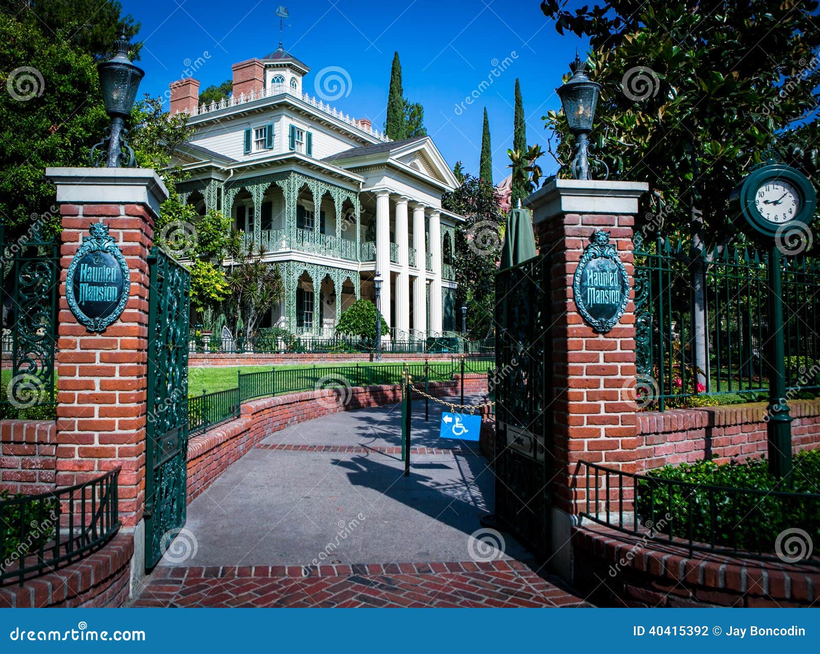 The Haunted Mansion - Disneyland Editorial Photography - Image of cute ...
