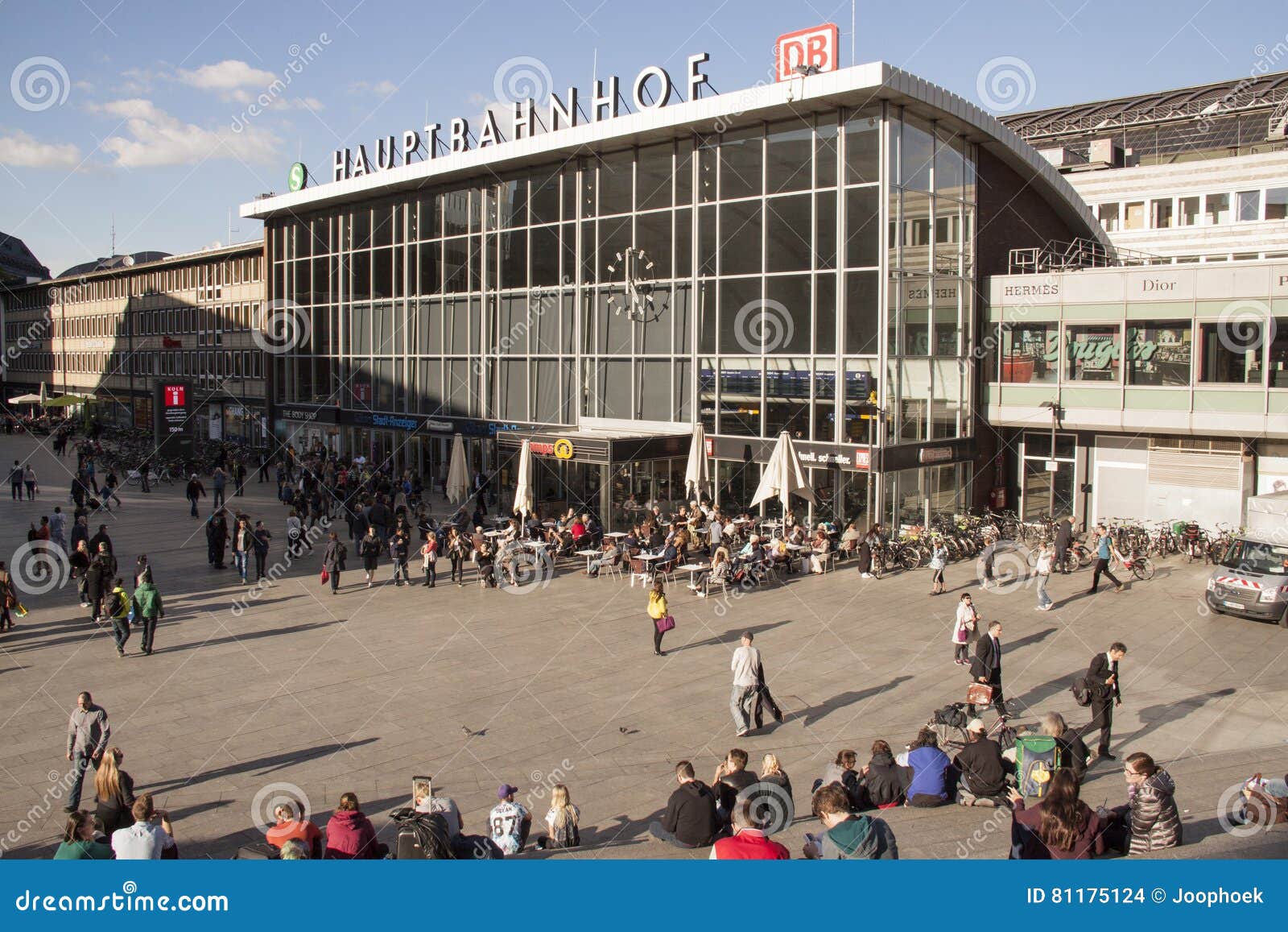 Hauptbahnhof Cologne editorial stock image. Image of people - 81175124