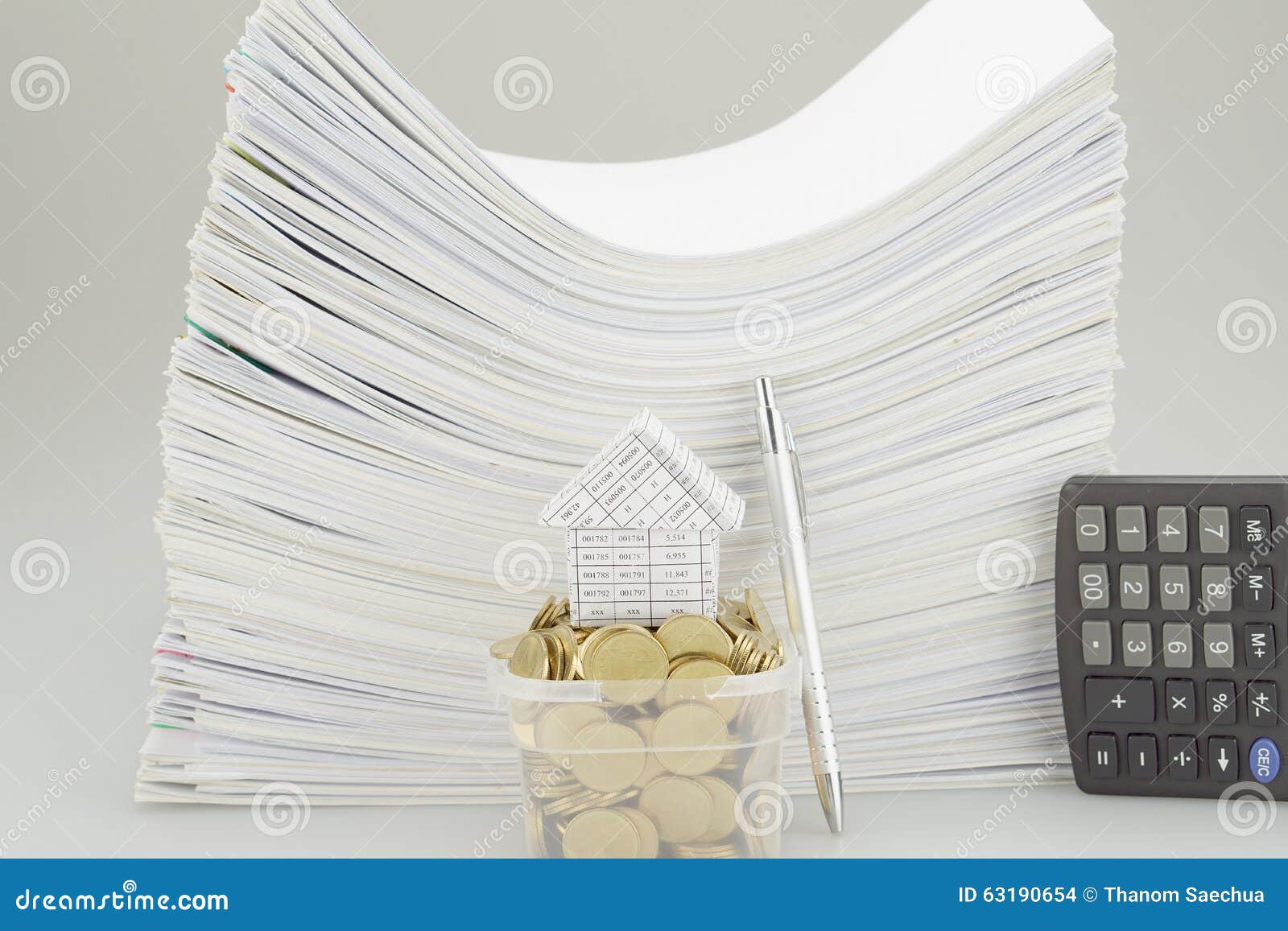 Haus Auf Einem Stapel Des Geldes Im Eimer Mit Stift Stockfoto - Bild ...