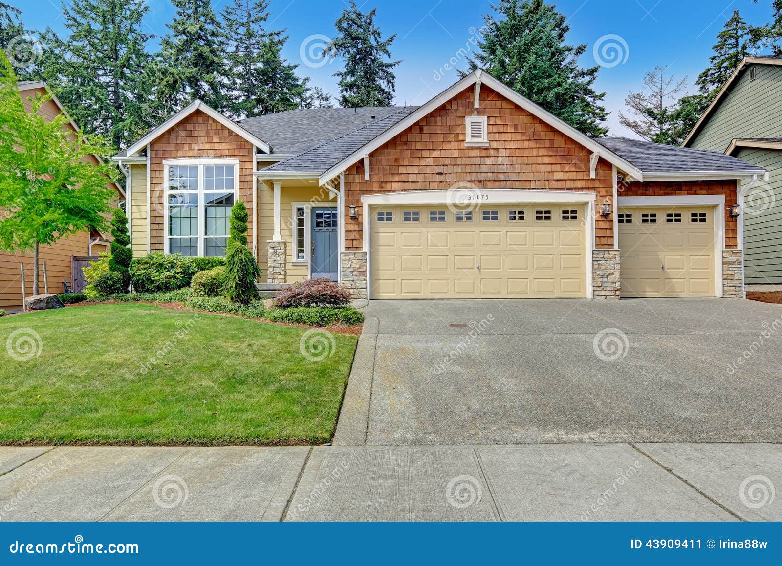 Haus Mit Schindelabstellgleise Und Stein Tim Stockbild - Bild von ...