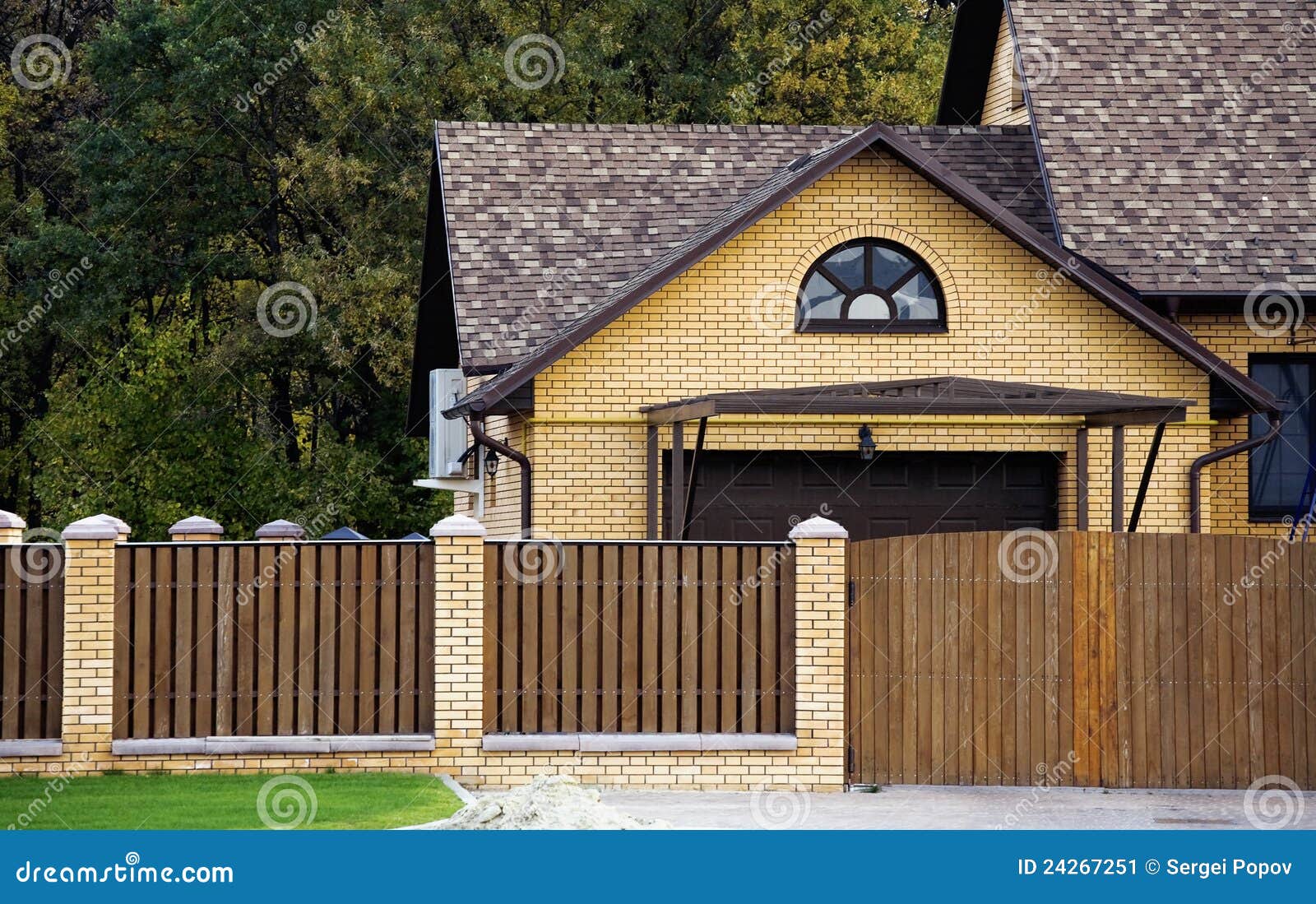 Haus und Zaun stockbild. Bild von freehold, grundstück - 24267251