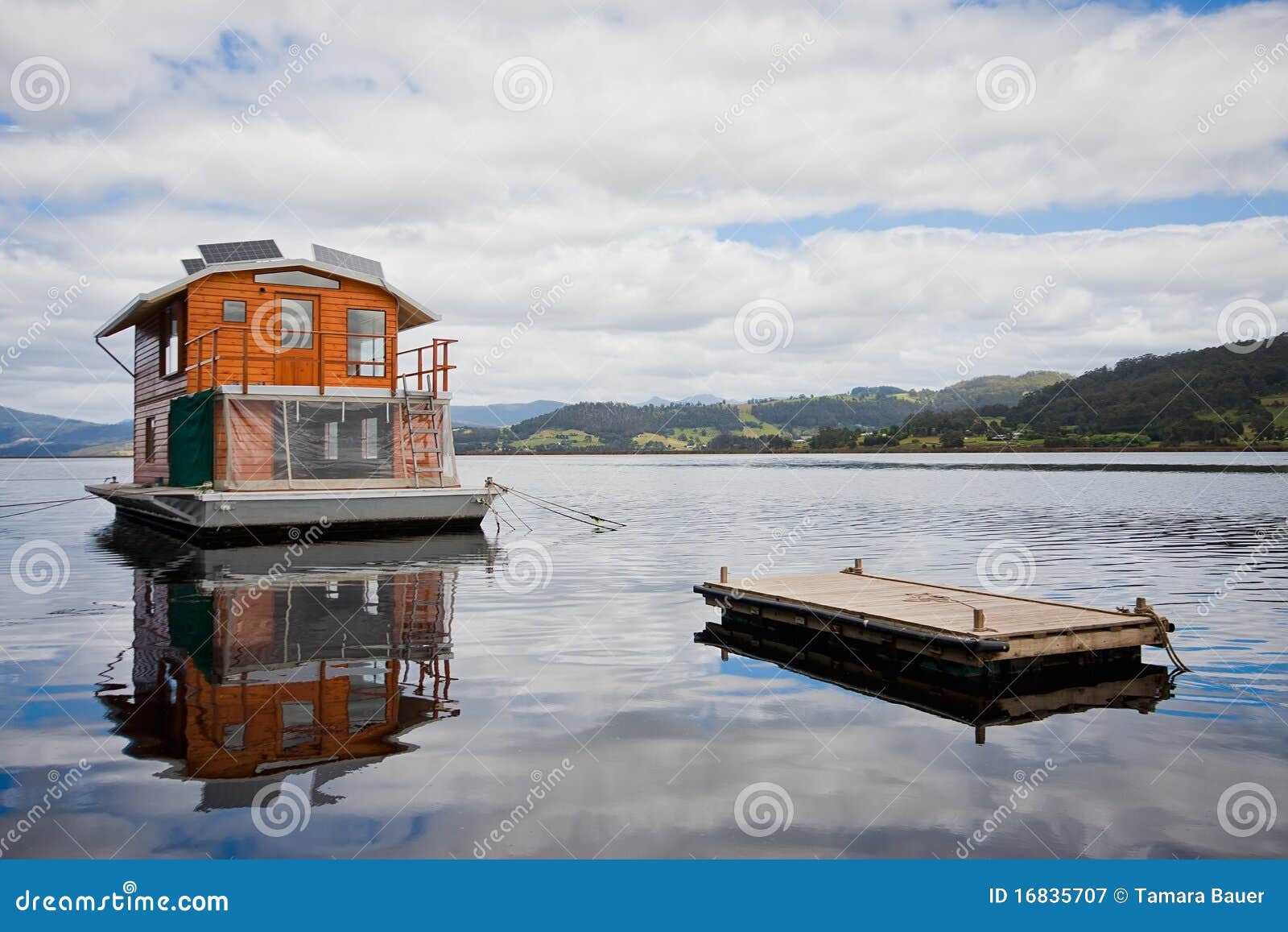 Hausboot auf Fluss stockbild. Bild von küste, sommer - 16835707
