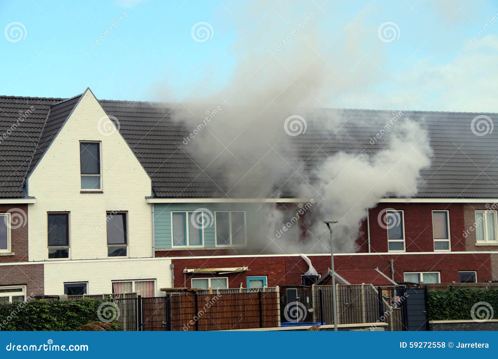 Hausbrand - Nach Hause Brennend Stockfoto - Bild von dringlichkeit ...