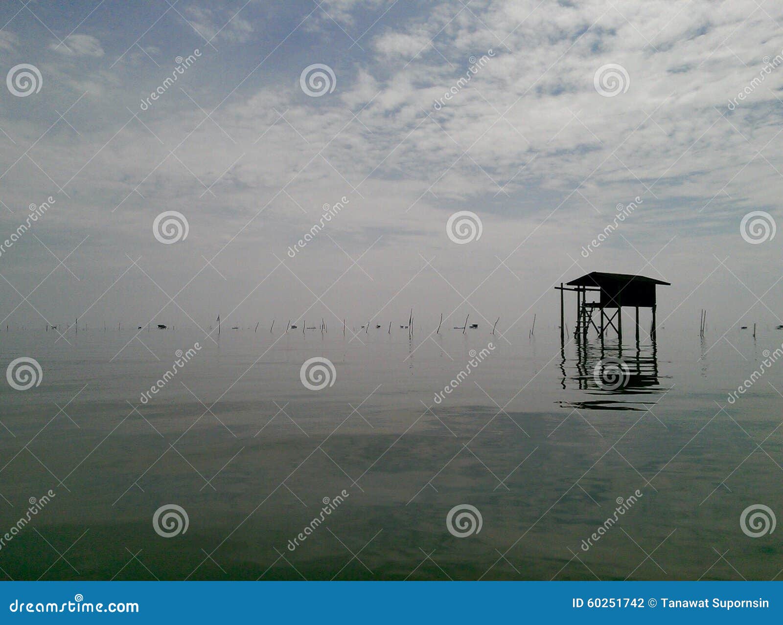 Hausfloss auf dem Wasser stockfoto. Bild von eingang - 60251742