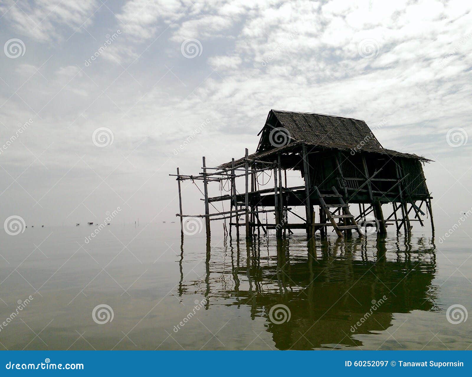 Hausfloss auf dem Wasser stockbild. Bild von himmel, menge - 60252097