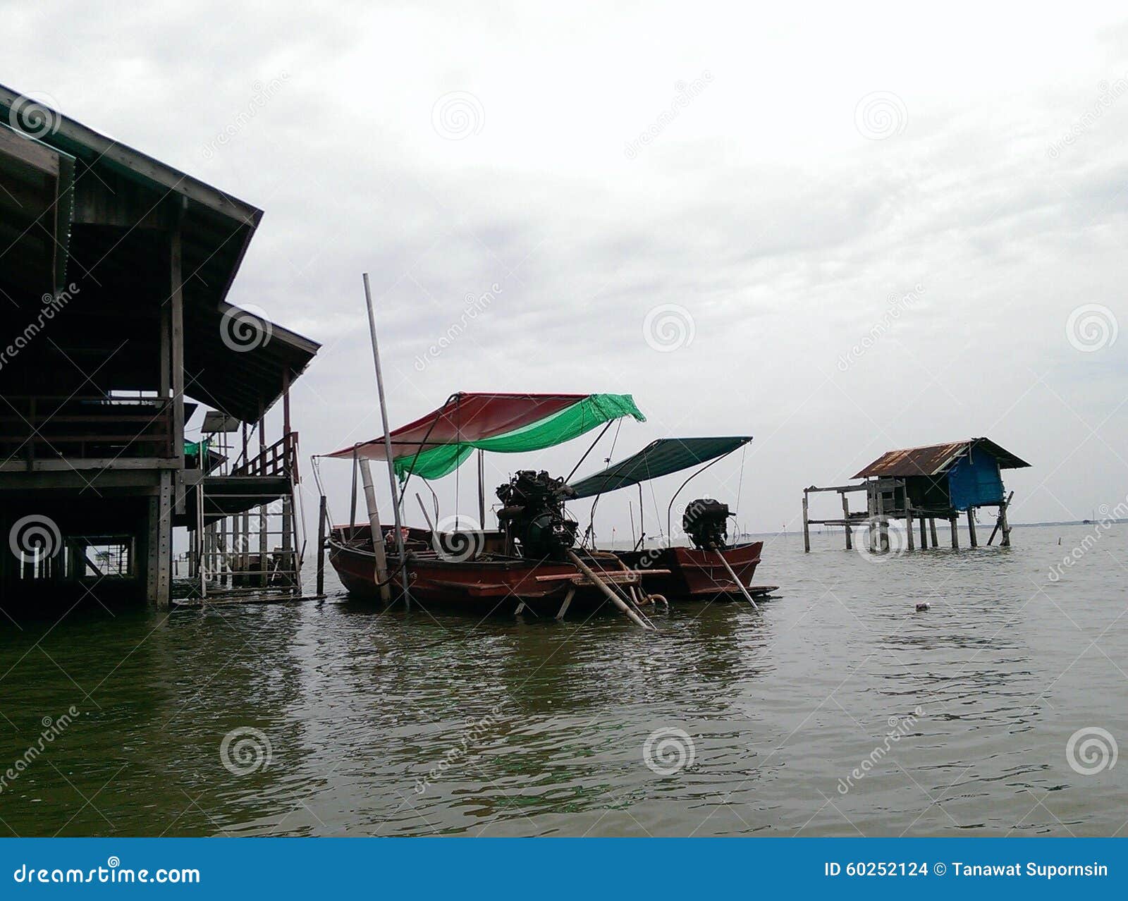 Hausfloss auf dem Wasser stockfoto. Bild von himmel, menge - 60252124