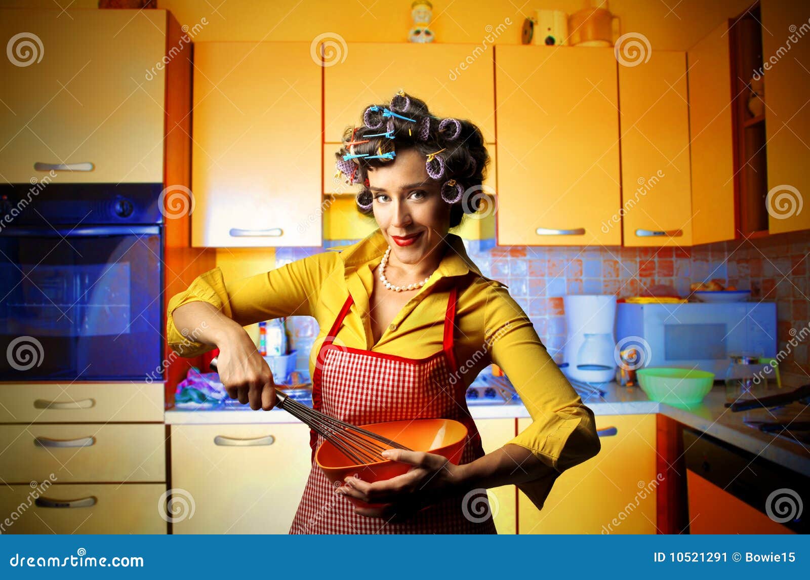 Hausfrau stockbild. Bild von ofen, weinlese, glücklich - 10521291