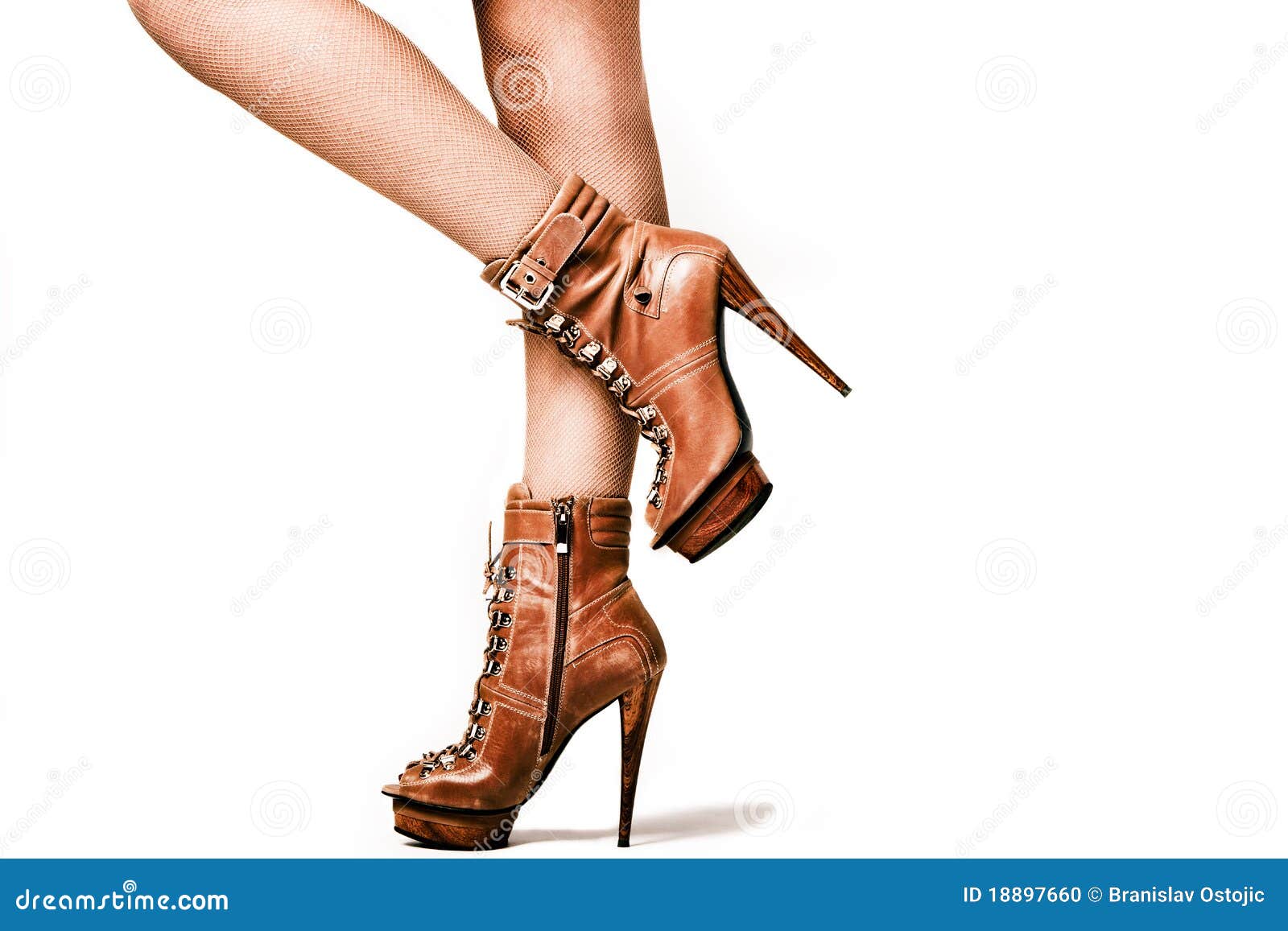 Hauts talons photo stock. Image du contraste, élégance - 18897660