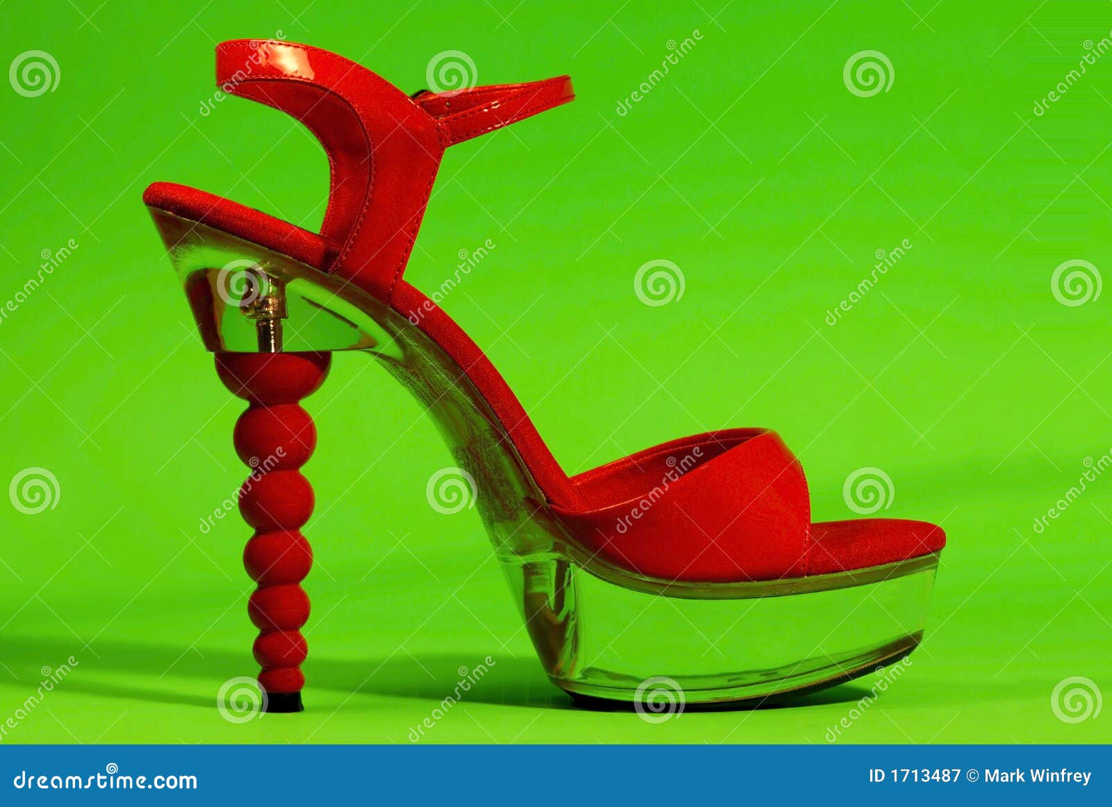 Hauts talons rouges image stock. Image du pompes, fétiche - 1713487