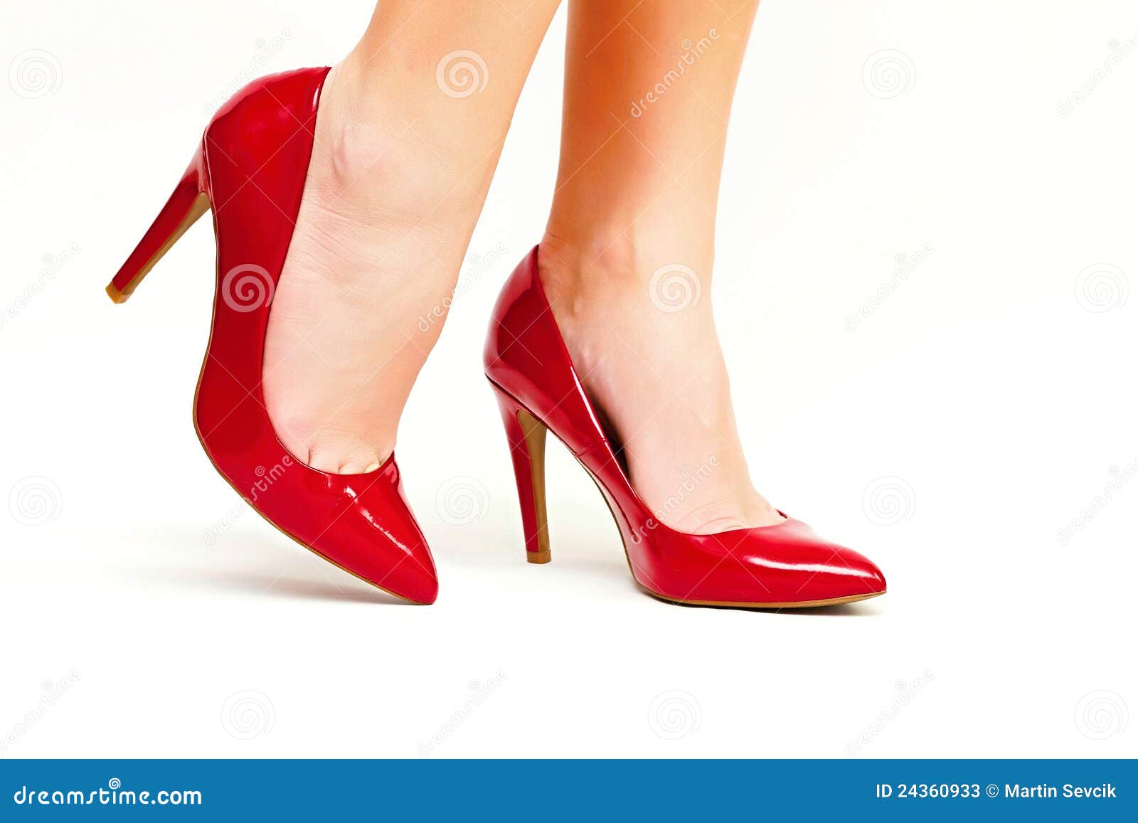 Hauts talons rouges image stock. Image du moderne, neuf - 24360933